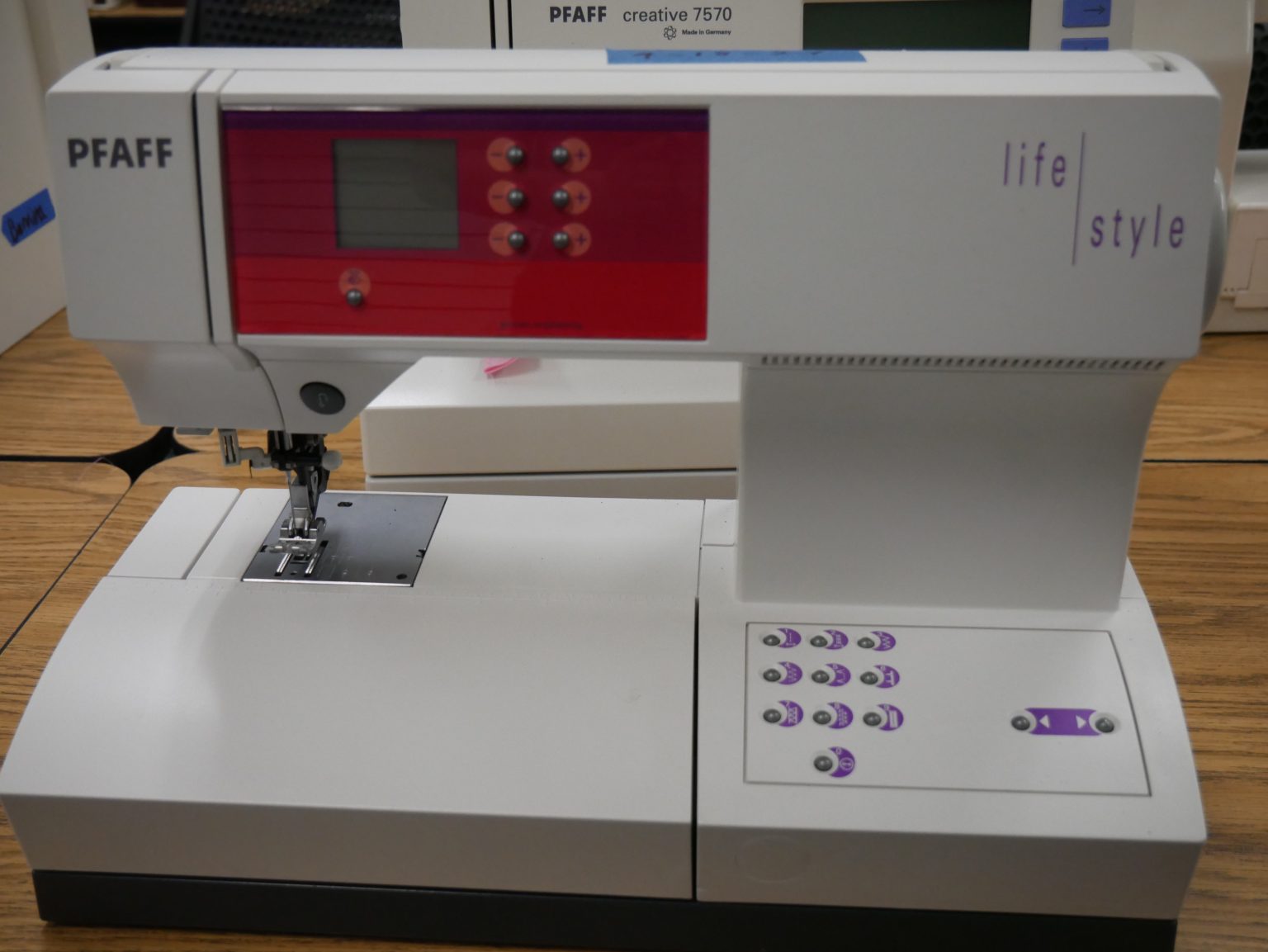 Pfaff 2022 LifeStyle (Pre-Owned) - The Sewing Machine Shop